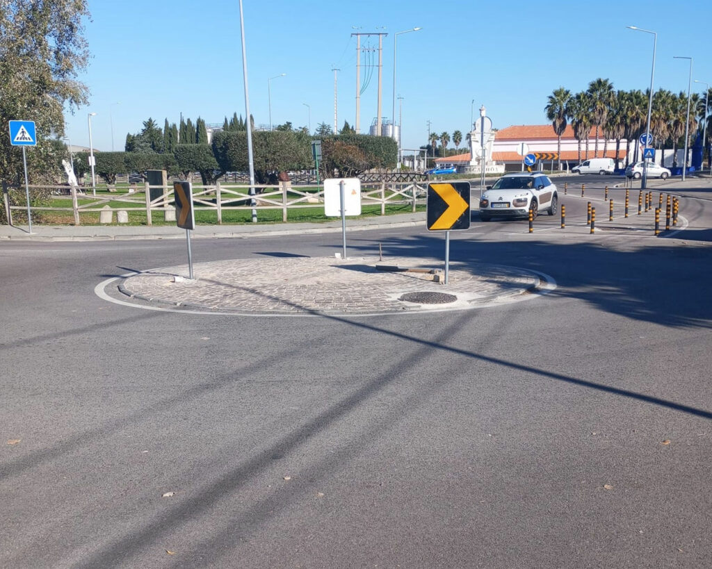 Rotunda com nova sinalização de trânsito – Azeitão